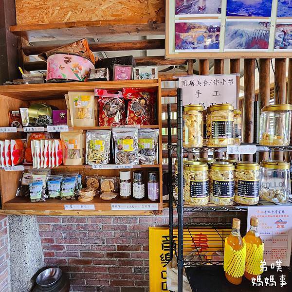 【南投‧國姓】糯米橋音樂水車景觀咖啡｜輕食鬆餅、吐司、咖啡飲品，另有馬告香腸在地美食，發呆放鬆聊天好地方!(有停車位、菜單) – 恐龍兄弟他媽